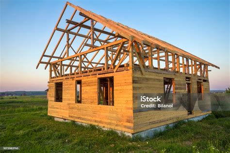 그린 필드 공사중 자연 생태 목재 소재의 코 하 티 새로운 지 나무 벽 가파른 지붕 프레임입니다 속성 투자 전문 건물과 재건 개념 개발에 대한 스톡 사진 및 기타 이미지