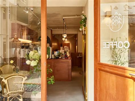 화이트 어닝 간판 우드톤 아늑한 내부 26평 베이커리 카페 인테리어 양주 마전동