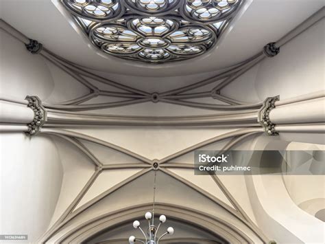 교회 내부의 내부 세부 사항 램프 및 스테인드 글라스 창문 0명에 대한 스톡 사진 및 기타 이미지 0명 건물 외관 건축 Istock