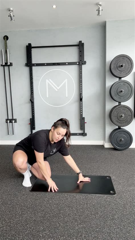 Why Trainers Swear By The Clamshell Exercise For Glute Strength And Exactly How To Do It