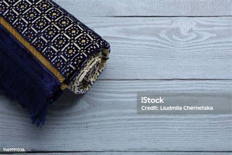 회색 나무 테이블에 무슬림 기도 깔개 전망 위에 텍스트를 위한 공간 0명에 대한 스톡 사진 및 기타 이미지 0명 기도용 매트 기도하기 Istock