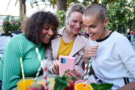 Premium Photo Three Fun Mature Multiethnic Women Smiling Looking