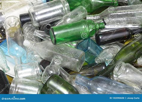在玻璃回收里面的玻璃瓶 库存照片 图片 包括有 背包 关闭 生态 纹理 票据 模式 玻璃 102090608