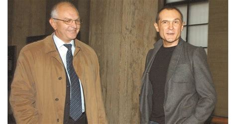 Антимафия удря на камък с човек на Божков