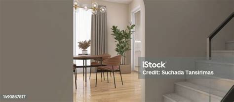 빈 베이지색 벽 대리석 바닥 식당으로 가는 계단 복고풍 나무 테이블 창문에서 햇빛이 비치는 쪽모이 세공 마루 바닥에 있는 의자에