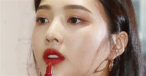 립스틱 바르는 조이 촉촉한 입술
