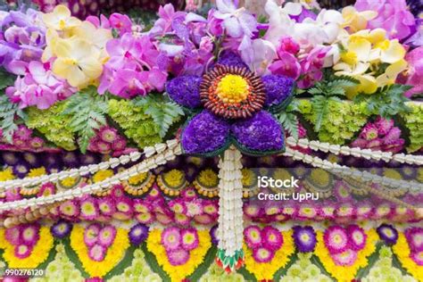 รถพาเหรดตกแต่งด้วยดอกไม้หลายชนิดในงานเทศกาลดอกไม้เชียงใหม่ครั้งที่ 42 ประจําปี ภาพสต็อก ดาวน์