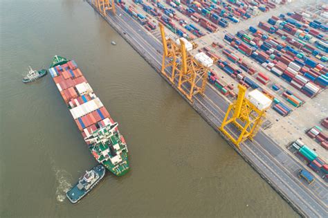 조선소에서 컨테이너 화물 선박 및 화물 작업 크레인 브릿지의 물류 및 운송 공장 산업 건물에 대한 스톡 사진 및 기타 이미지