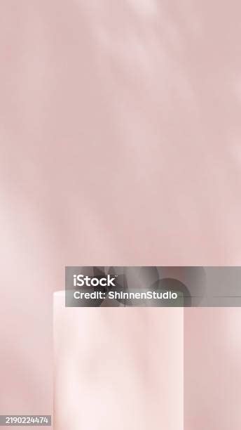 배경은 제품 배치를 위해 설계된 분홍색 벽입니다 스킨케어 또는 화장품을 세로로 보여주기 위한 템플릿으로 이상적입니다 0명에 대한 스톡 사진 및 기타 이미지 Istock