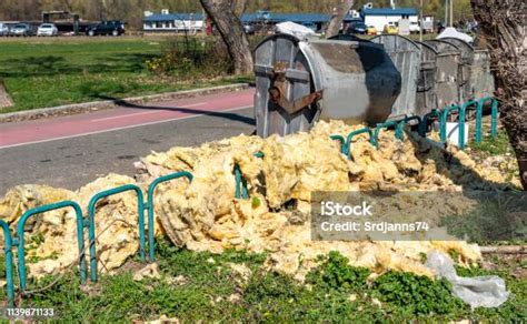 쓰레기 수 거에 대 한 위험 쓰레기를 기다리는 위험한 폐기물이 도시 도시 거리에 버려진 쓰레기통 오염 및 산재 환경 쓰레기 수거통 수집 0명에 대한 스톡 사진 및 기타
