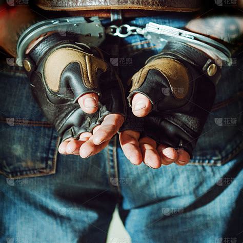 犯罪的人。戴着手铐的男性双手