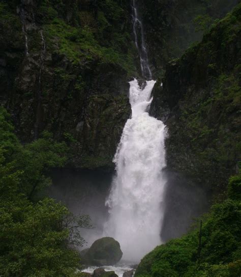 पतन क झरन क नच नरवसतर नहन पर कय मजबर लडक क चह म क शरमनक हरकत