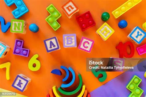 형형색색의 종이에 나무 장난감을 던진다 교육용 장난감 블록 피라미드 연필 숫자 유치원 유치원 또는 탁아소용 장난감 텍스트를 위한 공간을 복사합니다 평면도 0명에 대한 스톡