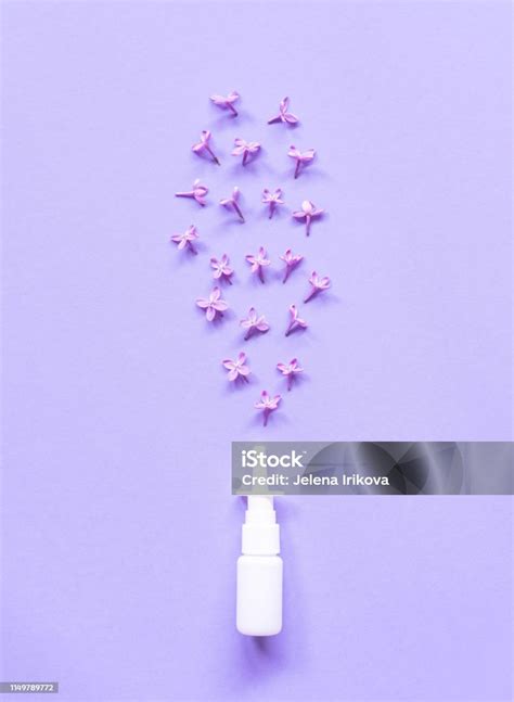보라색 배경에 흰 비 강 스프레이 용기 코 혼잡 치료 및 알레르기 편평한 누워 건강 한 개념 라일락 꽃을 위한 생리 식 수 용액 알레르기에 대한 스톡 사진 및 기타 이미지