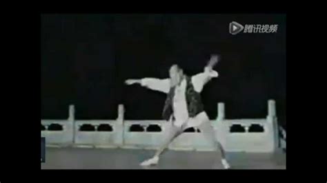 Yu Chenghui 于承惠 Demonstrating Wushu Double Handed Straight Sword 双手剑