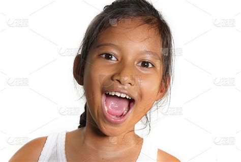 美丽的幸福和兴奋的混合种族女孩子的肖像，快乐的年轻女孩在孩子的幸福概念的乐趣孤立在白色的背景