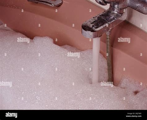 Overflow Bath Hi Res Stock Photography And Images Alamy