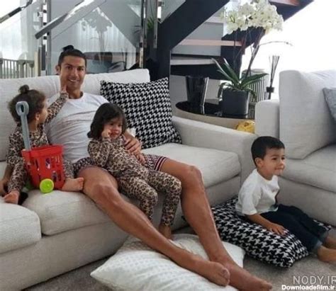 عکس مسی با زنش در استخر