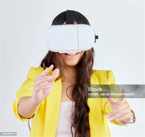 가상 현실 메타버스 그리고 하얀 배경에 고립된 스튜디오에서 기술을 가진 행복한 여성 Vr 미래형 및 판타지 경험 사이버 게임 또는 인터넷을 위한 디지털 3d 안경을 쓴 사람