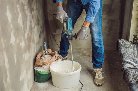 젊은 남성 화가 반죽 믹스를 구축 하기 위한 소형 믹서를 사용 하 여 양동이에 물을 퍼 티 건설 산업에 대한 스톡 사진 및 기타 이미지 건설 산업 다중 노출 디지털