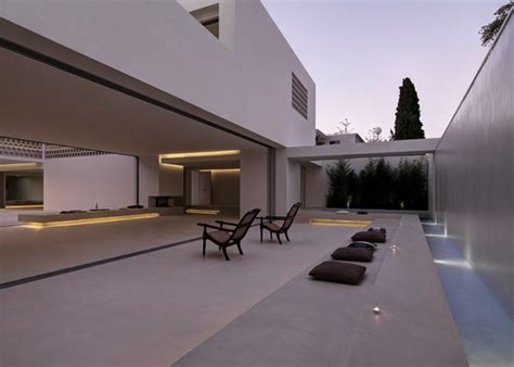 Perforated Walls Bring Light Into Gus Wüstemanns Los Limoneros House