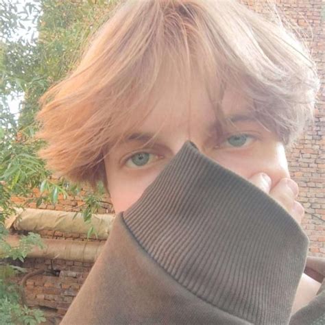 голубые глаза Мужские длинные волосы Блондин Блонд