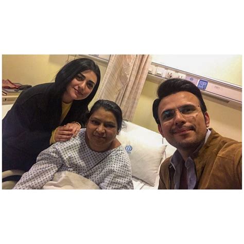 Beautiful Gesture Of Usman Mukhtar And Sarah Khan Reviewitpk