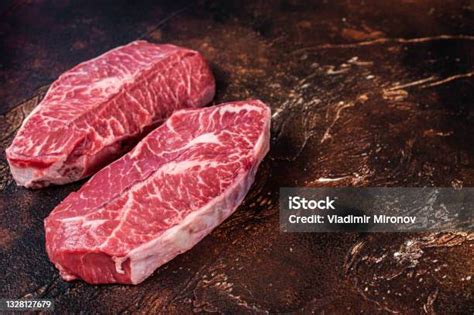 정육점에 있는 생 톱 블레이드 또는 플랫 철 쇠고기 고기 스테이크 어두운 배경 맨 위 보기 복사 공간 구이에 대한 스톡 사진 및 기타 이미지 Istock