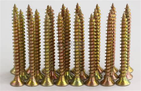 白色背景上的特写镀锌螺丝隔离物自钻螺丝隔离紧固件白色背景高清图片下载 正版图片506186047 摄图网