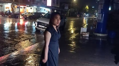 នារីម្នាក់ដេញចាប់យកទូរស័ព្ទអ្នកសារព័ត៌មានក្រោយពេលចុះថតរូបគ្រោះថ្នាក់ចរា