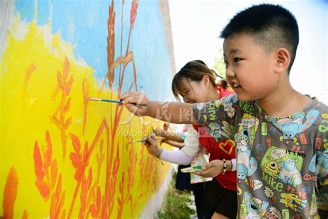 江苏镇江：墙绘扮靓美丽乡村 人民图片网
