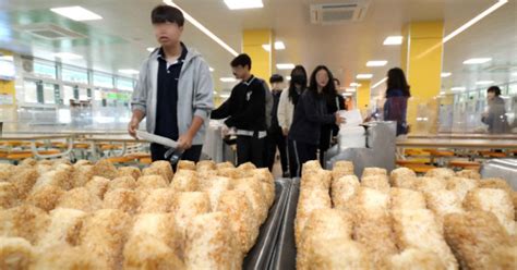 한달 넘게 도시락 먹는 학생들…어떻게 보상하나