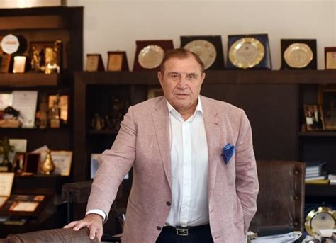 Проф Николай Вълканов е със семейството си и кумовете в чужбина