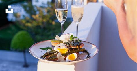 유리잔에 와인을 붓는 사람 사진 Unsplash의 무료 그리스 이미지