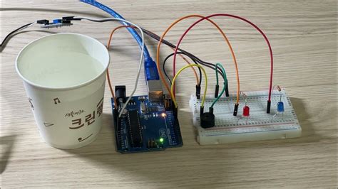 생각하고 만드는 아두이노 책앤써북 토양 수분 센서를 활용하여 Led와 피에조 버저 제어하기 실습 동작 영상입니다 Youtube