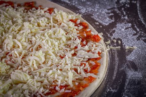 신선한 피자 반죽은 토마토 소스와 모짜렐라로 준비됩니다 피자 를 만드는 과정 0명에 대한 스톡 사진 및 기타 이미지 0명 건강한 생활방식 건강한 식생활 Istock