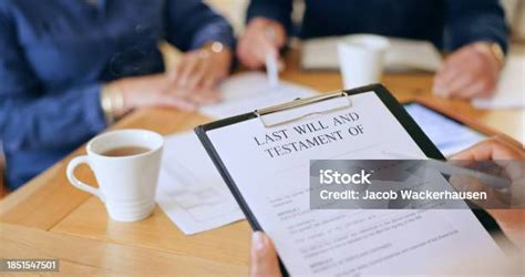 유언장 변호사 또는 계약서를 가진 부부의 손은 생명 보험 신청서 또는 서류에 서명합니다 컨설턴트 자산 관리 또는 법적 양식 준수 또는 소유권 증서 계약을 위한 고객 서명