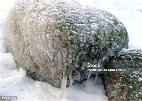 해변의 바위에 있는 다양한 얼음 형성 얼음 질감 바람 물 얼음이 함께 작동 겨울에 대한 스톡 사진 및 기타 이미지 겨울 냉동된 다양 Istock