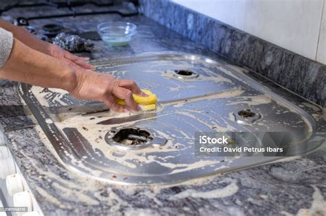 집에서 스토브의 기름기와 먼지를 비누와 수세미로 청소하는 알아볼 수 없는 여성의 손의 측면 모습 가사 집안일에 대한 스톡 사진 및 기타 이미지 Istock