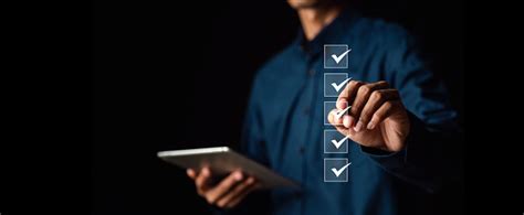 성과 체크리스트 체크리스트 설문 조사를 사용하는 사업가 디지털 양식 체크리스트 작성 평가 설문지 평가 온라인 설문 조사 온라인