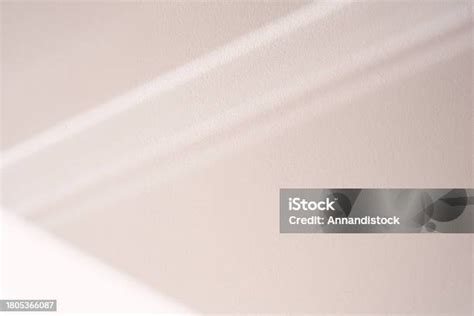 배경 베이지 벽 스튜디오 빛 그림자 빈 크림 콘크리트 부엌 책상 디스플레이 햇빛과 표면 질감 배경 은행 시멘트 상단 선반 모형 웹 배너에 제품 프레젠테이션 0명에 대한 스톡