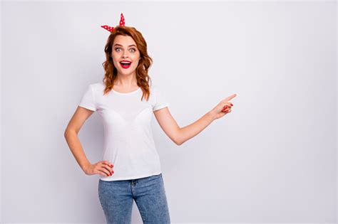 초상화 의 초상화 미친 소녀 프로모터 포인트 집게 손가락 복사 공간 선물 광고 결정 승진 감동 비명 와우 Omg 착용 세련된 의류 고립 된 흰색 배경 T 셔츠에 대한 스톡