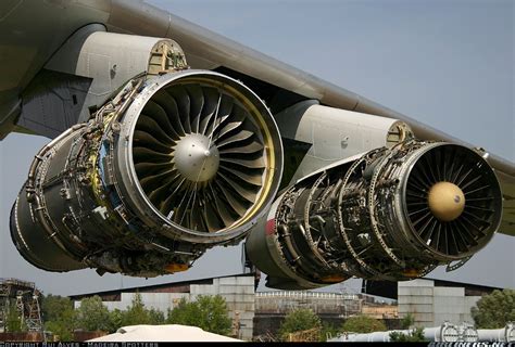 Двигатель самолета в разрезе