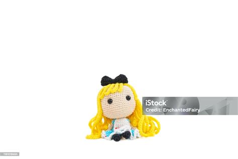 귀여운 크로 셰 뜨개질 인형입니다 금발 머리와 앞치마흰색 배경에 고립 된 귀여운 크로 셰 뜨개질 인형 0명에 대한 스톡 사진 및 기타 이미지 Istock