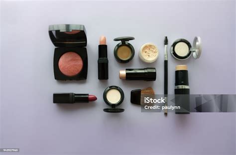 화장품 포장makeup 보라색 배경 설정입니다 그룹 브러시 재단 아이 섀도 립스틱 파우더 스킨케어 크림 세럼 얼굴 아름다움 제품입니다 화장품입니다 아티스트 부속품을 확인