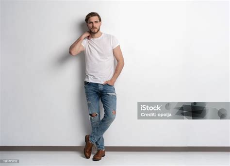 청바지와 셔츠를 입은 캐주얼한 청년의 전체 길이 스튜디오 초상화 흰색 배경에 격리 25 29세에 대한 스톡 사진 및 기타 이미지