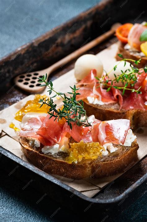 Premium Photo Bruschetta With Prosciutto And Pesto Sauce On Plate