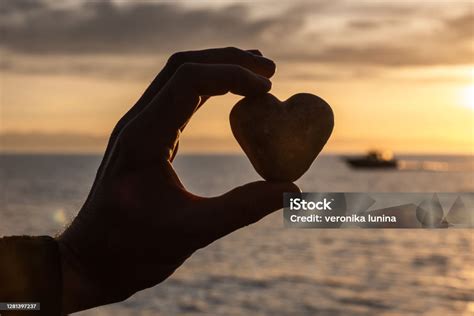 바다에서 일몰을 배경으로 하트를 들고 있는 남자의 손실루엣 발렌타인 데이 컨셉 공간을 복사합니다 Charity Benefit에 대한 스톡 사진 및 기타 이미지 Istock