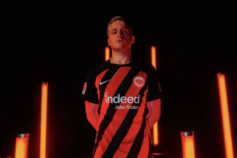 رسمی؛ دونی فن ده بیک به آینتراخت فرانکفورت پیوست طرفداری