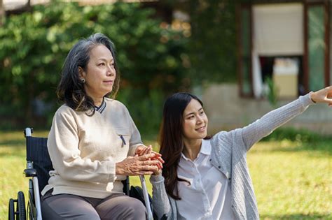 행복한 딸과 함께 휠체어를 탄 아시아 노인 여성 가족 관계 은퇴한 여자는 은퇴한 집에서 공원 연령 요양원에 휠체어를 타고 앉아 있다 25 29세에 대한 스톡 사진 및 기타